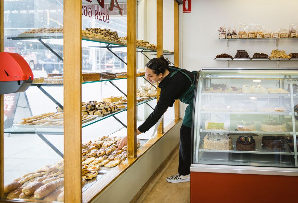 Aviv Cakes and Bagels (same owners since 1988) – Tales of Brick and Mortar